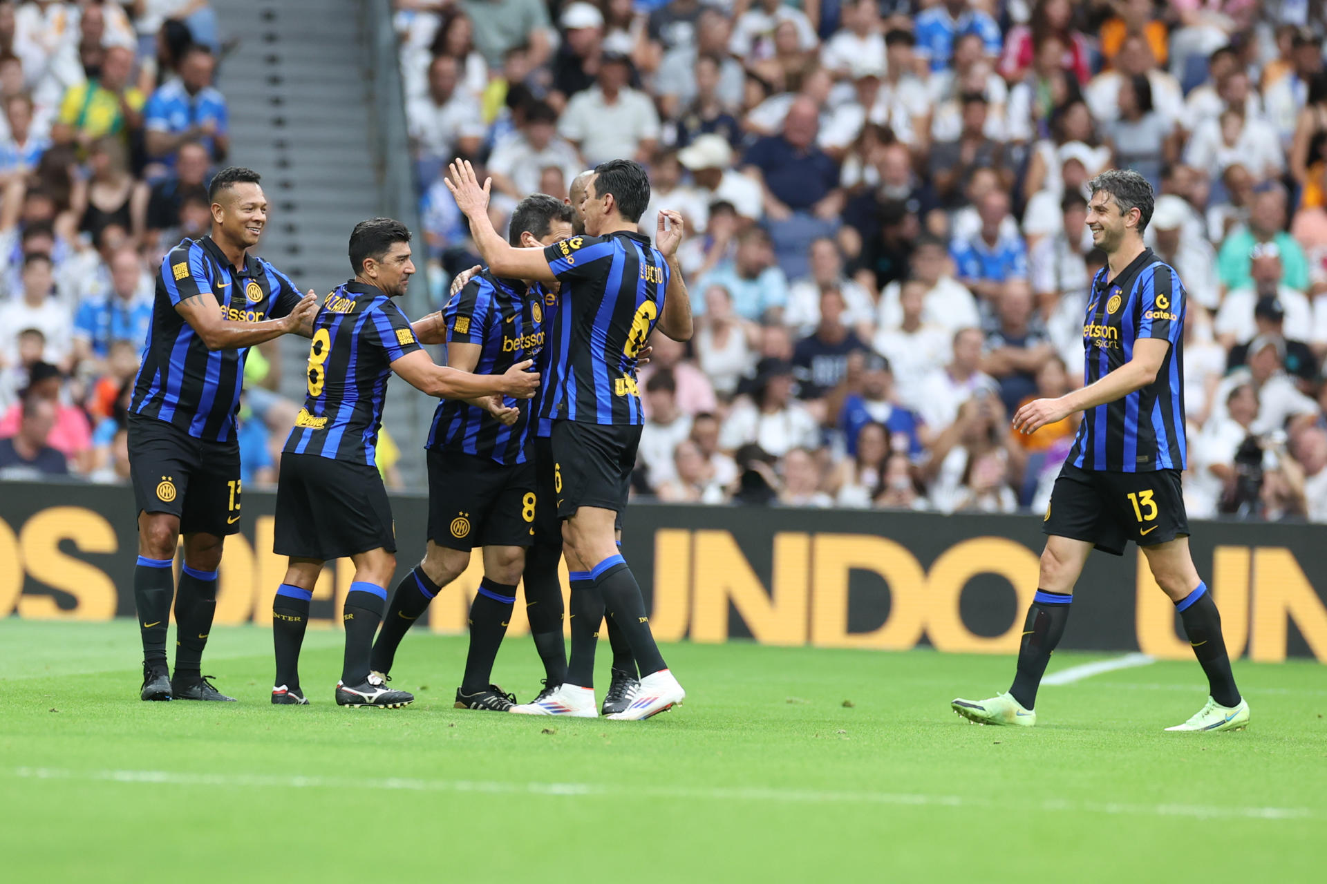 2-1. El Real Madrid remonta y se lleva el 'Corazón Classic Match' ante ...