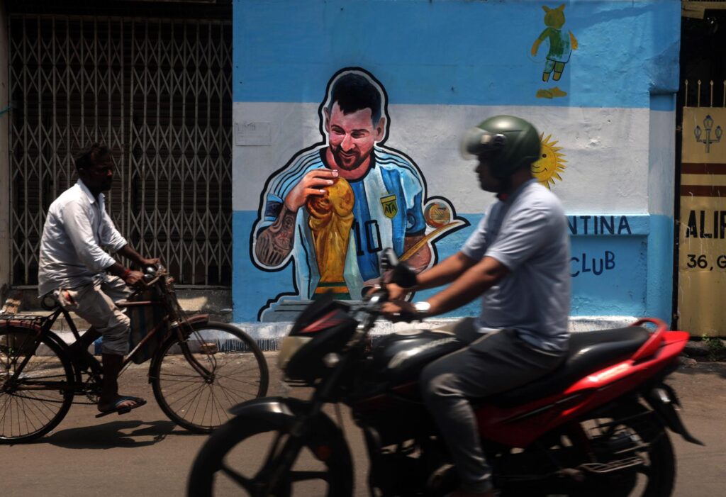 Las caras de Messi, Neymar y Ronaldo decoran las calles de Calcuta por ...