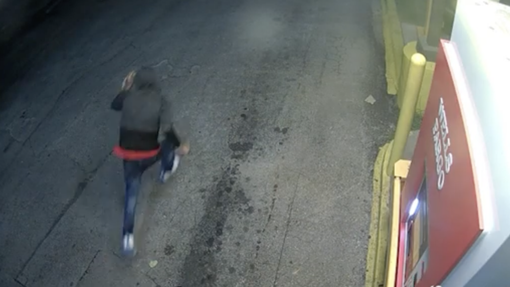 APD difunde nuevas imágenes del sospechoso del homicidio de mecánico en ...