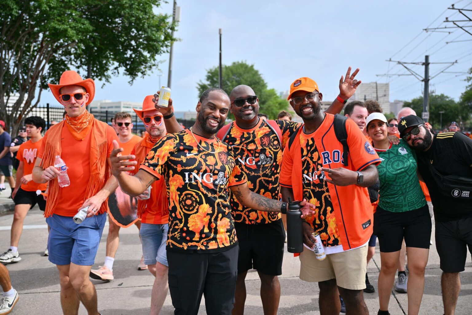 La 'marea naranja' llega a Houston - HolaNews
